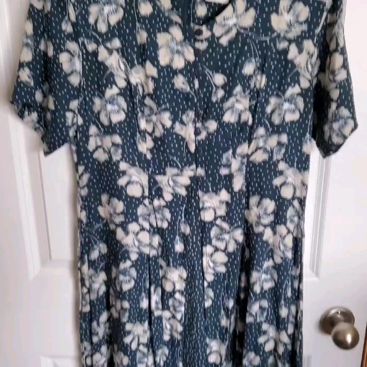 Christopher & Banks Women's Green and Cream Dress | Depop